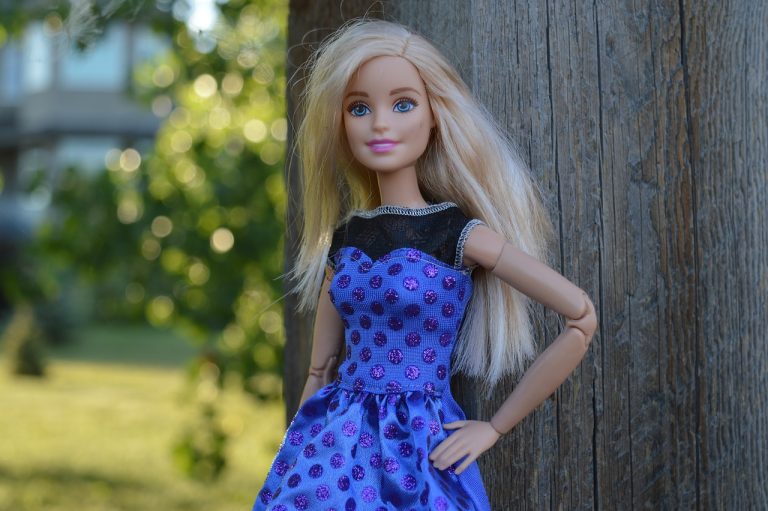 "Barbie" declanșează discuții aprinse despre patriarhat și feminism în ...